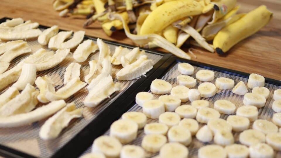 How to Dehydrate Bananas to Make Chewy Banana Chips or Banana Jerky ...
